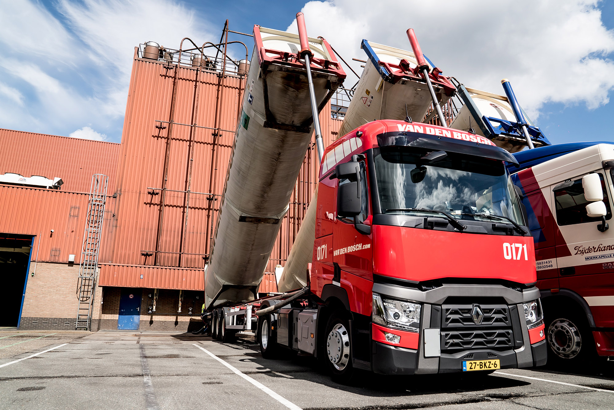VAN DEN BOSCH TRANSPORTEN KIEST WEDEROM VOOR RENAULT TRUCKS T | Renault ...